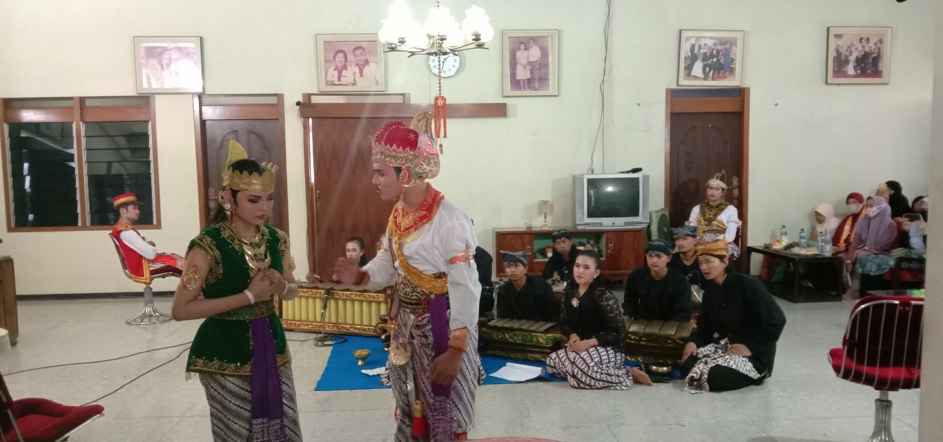 Sandur Rumah "Selendang Kuning" Karya Oky Persembahan Apik Seniman ...
