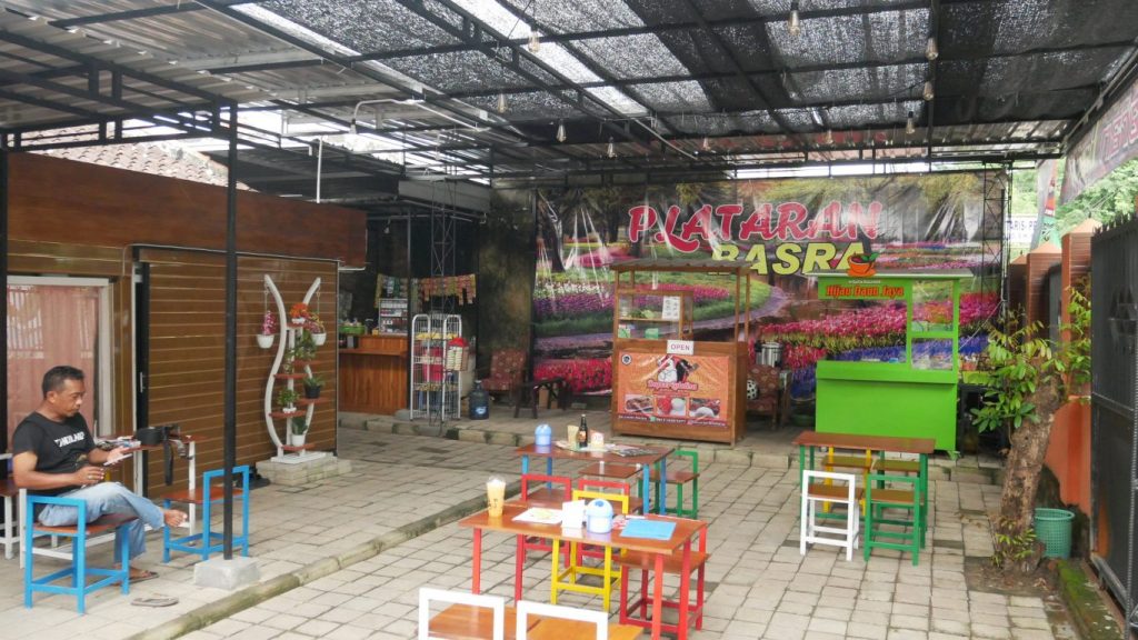 Plataran Basra Food Court Tongkrongan baru Tengah Kota Dengan Proyeksi ...