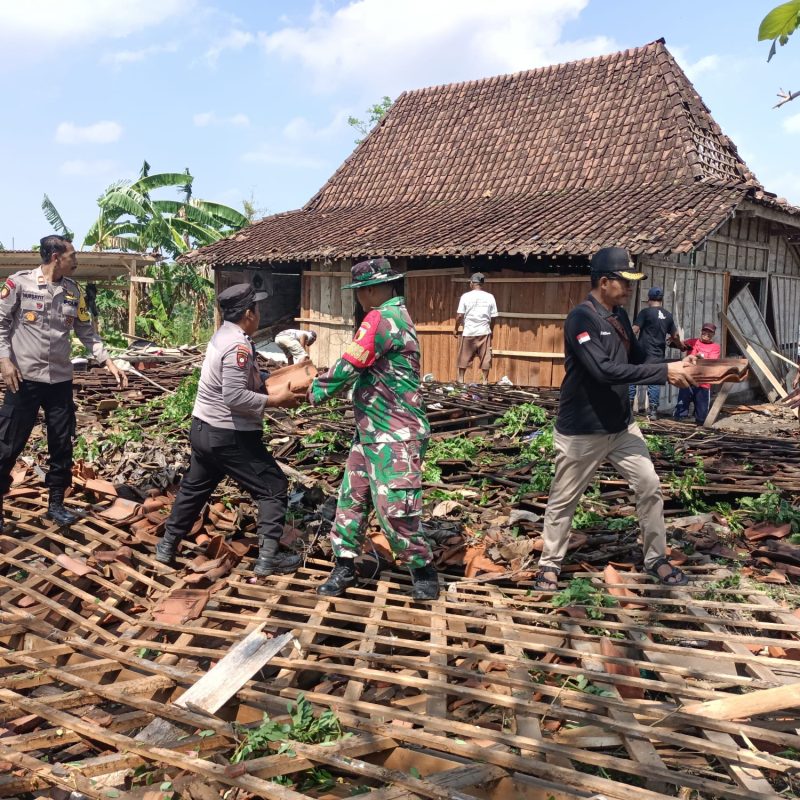 4 Rumah Warga Roboh Diterjang Angin dan Hujan, TNI-Polri dan BPBD ... 4 Rumah Warga Roboh Diterjang Angin dan Hujan, TNI-Polri dan BPBD ...