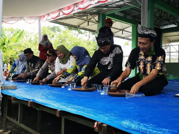 Ngulek Rujak Belimbing Menjadi Tanda Penutupan Festival Geopark ...